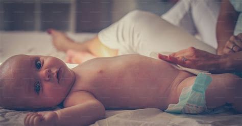 작은 아기 소년 초상화입니다 어머니는 그를 국자를 바꿉니다 사진 Unsplash의 어머니와 아들 이미지