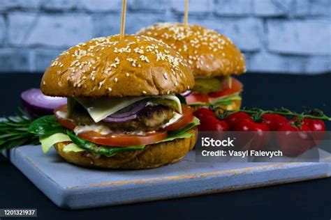 버섯 마이크로 그린 나무 도마에 빨간 양파를 곁들인 수제 소고기 버거 2개 0명에 대한 스톡 사진 및 기타 이미지 0명 건강에 좋지 않은 음식 고기 Istock