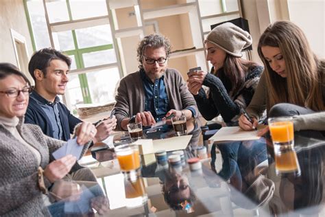 프렌즈 게임하기 카드 및 게임 술마시기 현대 어파트먼트 20 29세에 대한 스톡 사진 및 기타 이미지 20 29세 2015년 30 39세 Istock