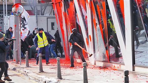 Шестима обвинени за хулиганство пред сградата на ЕК и ЕП