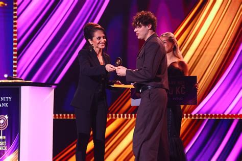 Foto Sofian Medjmedj Se Stal Objevem Roku Cenu Mu Předala Lucie Bílá