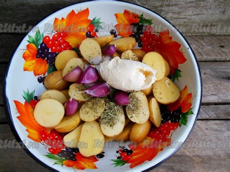 Молодая картошка запеченная в сметане в духовке 7 фото в рецепте