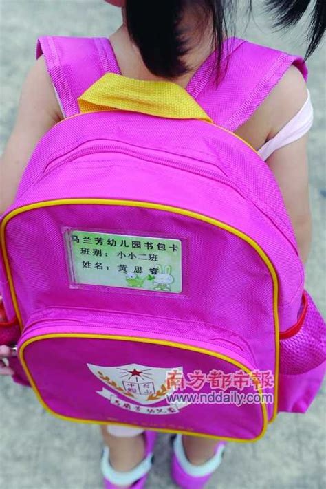 装满书的书包 装书的书包 装满东西的书包 大山谷图库