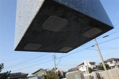 クレーンでの作業追加戒名 法名 彫りと免震工事有限会社 いづか石材店墓石 製作 納骨 愛知 刈谷
