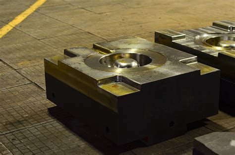 자동차 알루미늄 부품을 주조하기위한 고정밀 다이 금형은 산업 공장에서 선반 밀링 드릴링 및 Cnc 기계에 의해 철 금속 강철로 만듭니다 0명에 대한 스톡 사진 및 기타