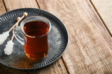 터키 홍차 터키 홍차 와 바삭바삭한 터키 전통 베이글 의 유리 컵 오래된 루스틱 배경 아침 식사 페이스트리 컨셉 전통 터키 양조 뜨거운 음료 0명에 대한 스톡 사진 및 기타