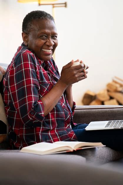 Vista Lateral Mujer Sonriente Con Laptop Dentro Foto Gratis