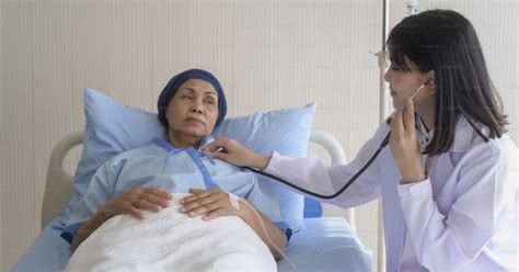 화학 요법 상담 후 머리 스카프를 착용하고 병원에서 의사를 방문하는 암 환자 여성 사진 Unsplash의 종양학 이미지