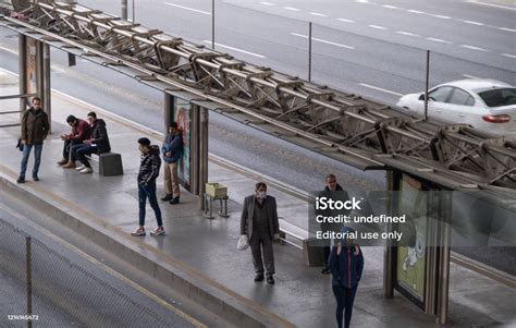 코로나 바이러스를 막기 위해 마스크를 쓰고 버스 정류장에서 기다리는 남자 지하철 철도에 대한 스톡 사진 및 기타 이미지 Istock