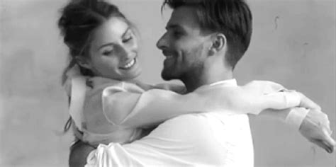 Гиф анимация Парень целует девушку