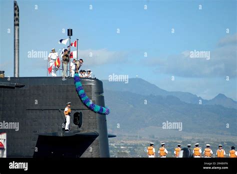 Us Navy The Lead Submarine Of The Oyashio Class Pulls Into Pearl