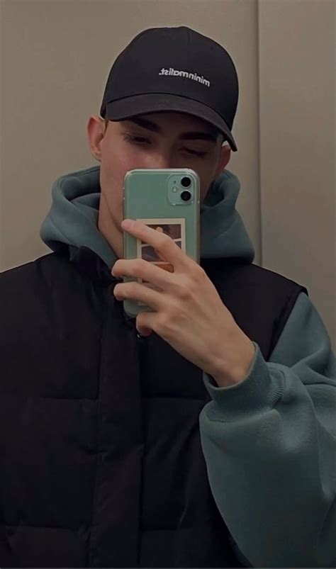 افتار اولاد Mens photoshoot poses Photography poses for men Photo pose for man