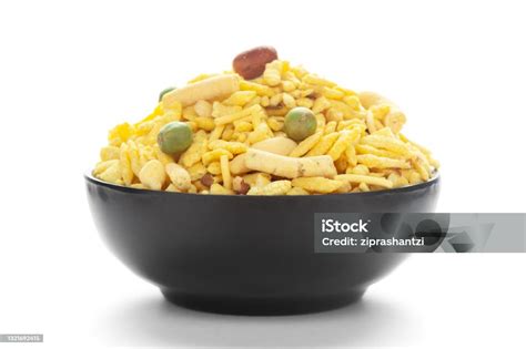 땅콩 설탕 건포도 베산 세브로 만든 검은 세라믹 그릇에 맛있는 카타 메타 인도 매운 간식 더미 0명에 대한 스톡 사진 및 기타 이미지 Istock