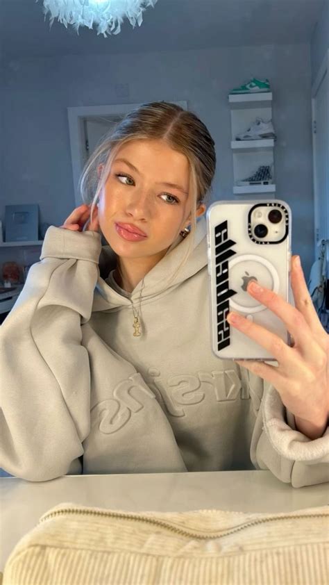 Pin By Hinchen On Isabella Grace In Pretty People Cute Makeup Looks Mirror Selfie Poses