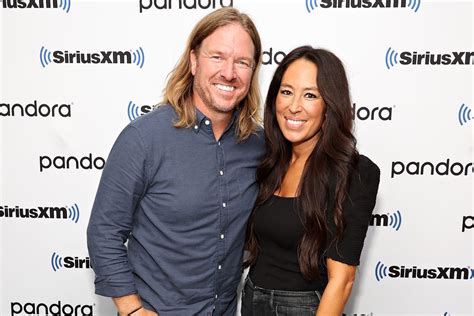 Joanna Gaines Hack Spruce Up Bare Walls The Easy Way