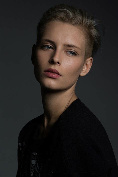 8 Stunningly Beautiful Androgynous Models Artofit