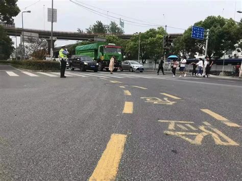 龙吴路大型车辆管控再升级 徐汇打造“右转必停”示范路