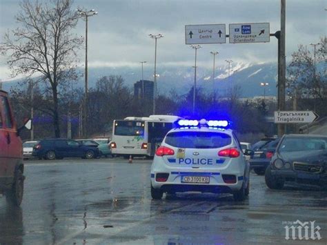 ПЪРВО В ПИК Водоноски разчистват след жестокото меле в София СНИМКИ Информационна агенция ПИК