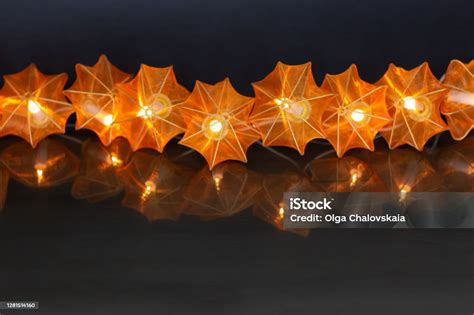 복사 공간이있는 어두운 검은 색 배경에 빛나는 호박의 전기 화환 불타는 호박과 조명할로윈 테두리 0명에 대한 스톡 사진 및 기타 이미지 Istock