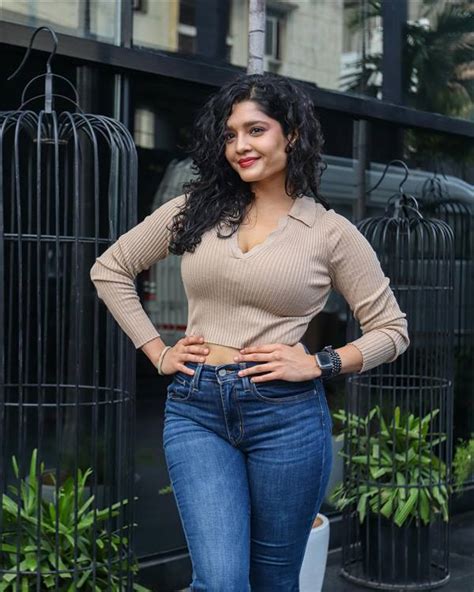 தகதகன்னு மின்னுறீங்க தங்க நிற ஆடையில் ஜொலிஜொலிக்கும் ரித்திகா சிங் ஸ்டன்னான ஃபேன்ஸ்