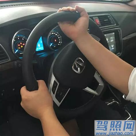 打方向盘哪只手方向盘15度怎么打图片打方向盘可以到手吗大山谷图库