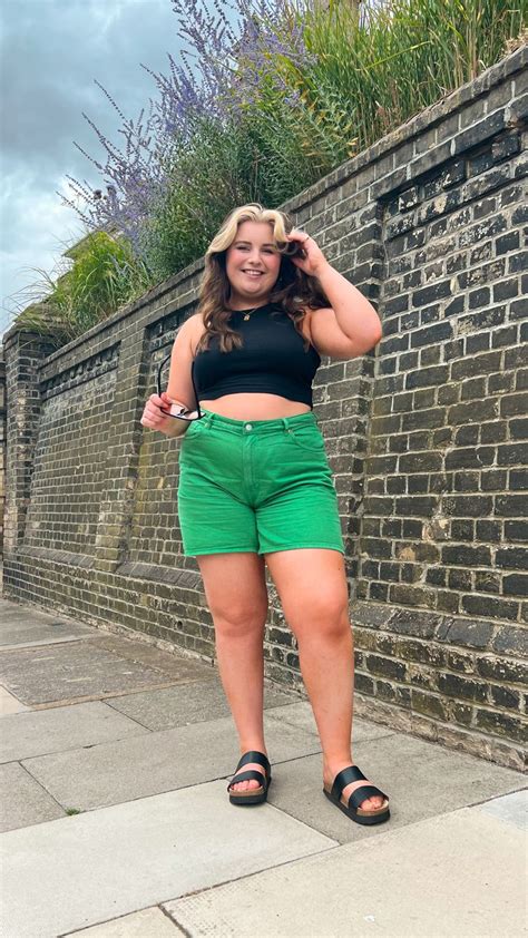 Curvy Midsize Spring Summer Outfit Idea Green Shorts Outfit