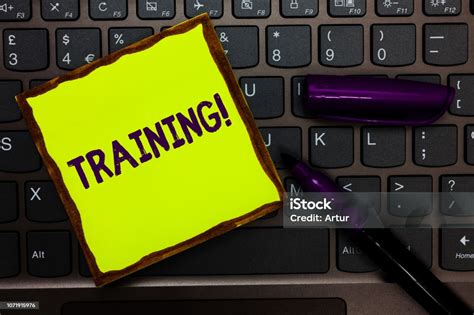 필기 텍스트 훈련 활동을 의미 하는 개념 새로운 작업 프로젝트를 시작할 때 발생 또는 작업 노란 종이 키보드 영감 아이디어 메시지 블랙 마커를 의사 소통