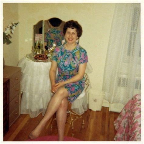 32 Old Pics Show Dressing Tables From Between The 1940s And 60s