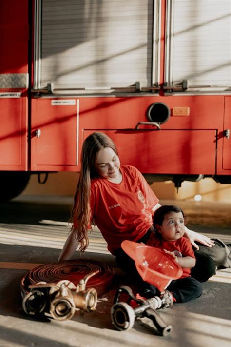 가족 공공 서비스 교육 긴 머리 긴급 차량 단란함 돌보는 직업 돌보다 따뜻한 빛 롤모델 멘토르 보호 부모 자식 유대 비상 빨간 빨간색 서비스