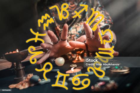 점성술과 비취 촛불과 룬 돌의 마녀 공중에 불이 붙습니다 어두운 배경 전경의 노란 조디악 운세 개념에 대한 스톡 사진 및 기타 이미지 Istock