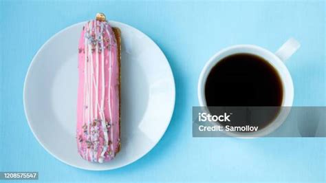 맛있는 에클레어 블랙 커피 한 잔 파란색 배경의 선인장 미니멀리즘 스타일의 음식 현대적인 아침 식사 개념 노란색 배경에 대한 스톡 사진 및 기타 이미지 Istock