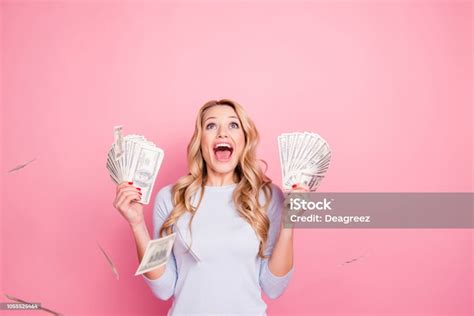 많은 돈 분홍색 배경에 고립 된 넓은 오픈 입으로 소리에서 샤워 충격된 놀된 여자의 초상화 승리 동작 활동에 대한 스톡 사진 및 기타 이미지 승리 동작 활동 성공