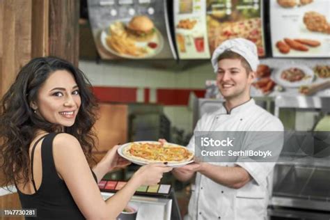 쾌활 한 여자의 뒤쪽에서 보기 카페에서 맛 있는 피자를 구입 레스토랑에 대한 스톡 사진 및 기타 이미지 레스토랑 피자 갈색 머리 Istock