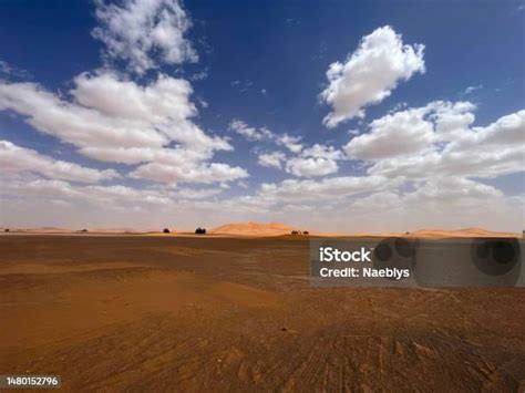 Merzouga Erg Chebbi 모래 언덕 모로코 아프리카 모래 언덕과 야자수가 보이는 사하라 사막의 파노라마 도로 0명에 대한 스톡 사진 및 기타 이미지 Istock