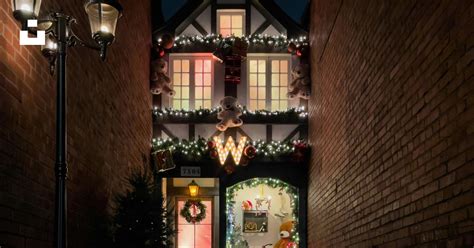 Foto Sebuah Bangunan Bata Dengan Karangan Bunga Natal Di Depannya