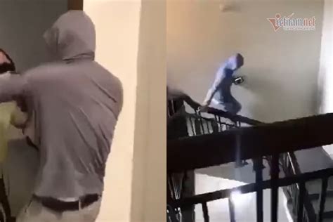 Nữ sinh giằng co với kẻ lạ mặt quay lén trong nhà vệ sinh trường đại học