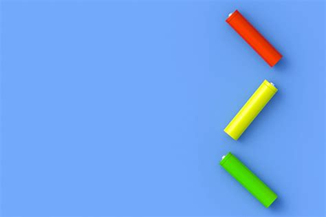 파란색 배경에 흩어져 있는 3개의 빈 녹색 빨간색과 노란색 배터리 Aa 또는 Aaa 크기 맨 위 보기입니다 3d 렌더링 0명에 대한 스톡 사진 및 기타 이미지 Istock