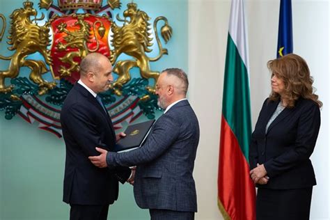 Румен Радев връчва български документи на Любчо Георгиевски и Благой Шаторов Видео