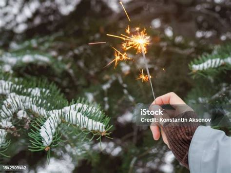 웃는 여자는 밝은 스파클러와 크리스마스 또는 새해를 축하합니다 벵골 화재 겨울 휴가 축하 야외에 대한 전통적인 불꽃 놀이 12월 31일에 대한 스톡 사진 및 기타 이미지