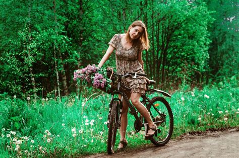Девушка на велосипеде Велосипед Сирень