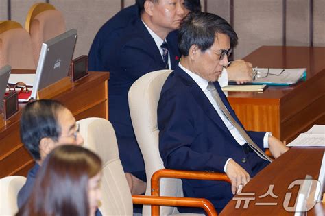 눈감은 노태악 선관위원장