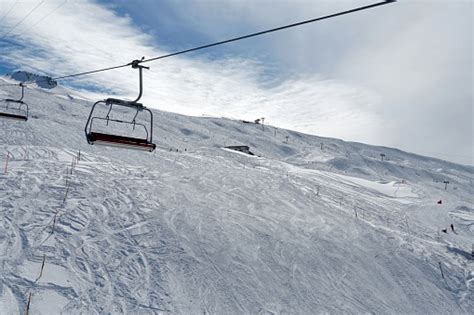 코로나 바이러스 로 인해 닫혀 스키 리조트 스위스에서 빈 의자 리프트 마지막 스키어는 슬로프에 있습니다 리조트는 스키 리조트 운영의 공식 금지로 인해 다소 버려졌습니다 0