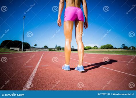Atleta De Sexo Femenino Que Se Coloca En La Pista Corriente Imagen De Archivo Imagen De