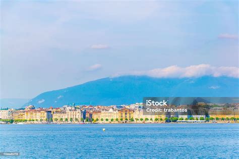 스위스의 제네바 호수 락 레만이 뒤에 보이는 제네바의 도시 경관 강에 대한 스톡 사진 및 기타 이미지 강 건물 외관 건물 정면 Istock