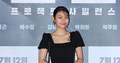 포토s 김수안 블랙 원피스 입고