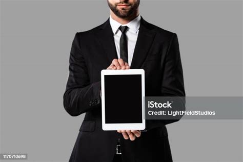 회색에 고립 된 빈 화면디지털 태블릿을 보여주는 검은 양복을 입은 사업가의 부분보기 남자에 대한 스톡 사진 및 기타 이미지 남자 남자 사업가 넥타이 Istock
