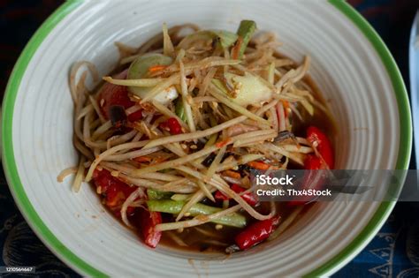 토마토 솜 탐 타이 매운 태국 음식을 곁들인 그린 파파야 샐러드 건강한 식생활에 대한 스톡 사진 및 기타 이미지 건강한 식생활 과일 레스토랑 Istock