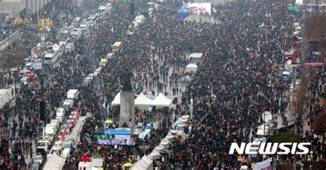 촛불집회 위해 모인 시민들