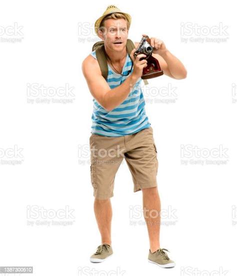 스튜디오에서 혼자 서 사진을 찍기 위해 카메라를 사용하는 잘 생긴 젊은 관광객의 전체 길이 샷 25 29세에 대한 스톡 사진 및 기타 이미지 Istock