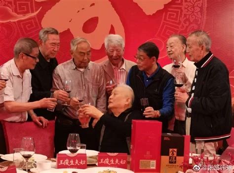 张路晒中国足坛60年代名宿合影为年维泗庆生：后来的中国足球骨干 直播吧